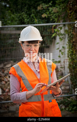 Female construction worker using an ipad Stock Photo - Alamy