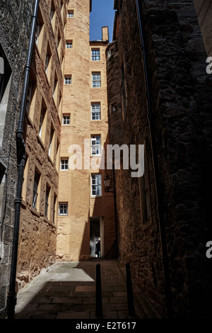 Alleyway off of the Royal Mile in Edinburgh, Scotland. The city is ...