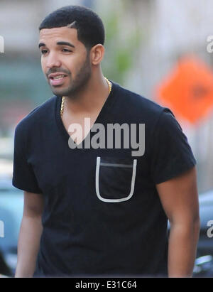 Drake takes a walk through the Yorkville area of Toronto Featuring ...