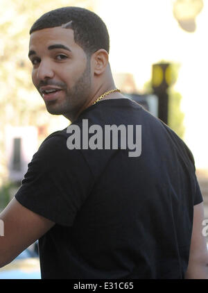 Drake takes a walk through the Yorkville area of Toronto Featuring ...