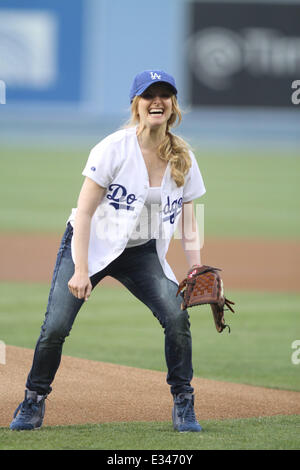 Melissa Rauch throws out the first pitch at the LA Dodgers vs. Arizona ...