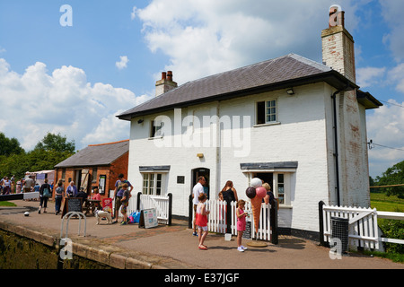 Top lock cottage & stables Foxton Locks Market Harborough ...