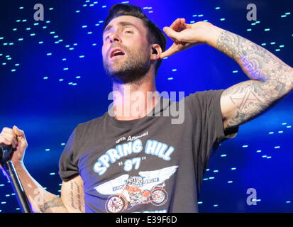 Kelly Clarkson and Maroon 5 rock the house as they preform in concert ...