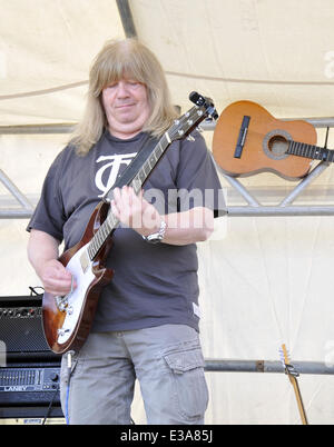 Over 2,000 guitars on the beach at Lyme Regis broke the world record ...