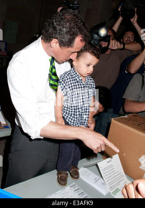 Anthony Weiner brings his son, Jordan Weiner to the voting booth in ...