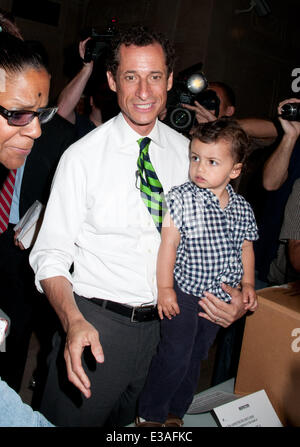 Anthony Weiner brings his son, Jordan Weiner to the voting booth in ...