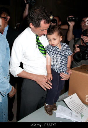 Anthony Weiner brings his son, Jordan Weiner to the voting booth in ...