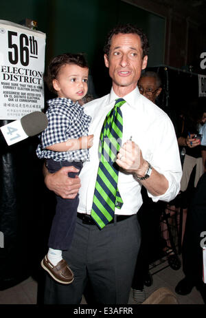 Anthony Weiner brings his son, Jordan Weiner to the voting booth in ...
