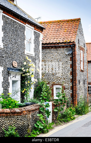 Traditional Norfolk flint walled cottages Stock Photo - Alamy
