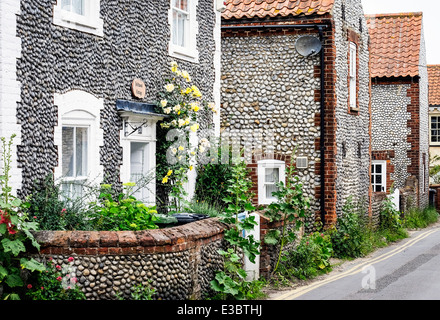 Traditional Norfolk flint walled cottages Stock Photo - Alamy