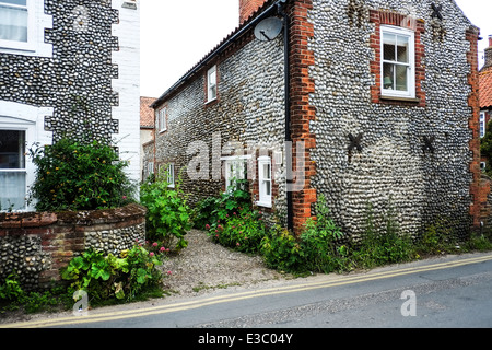 Traditional Norfolk flint walled cottages Stock Photo - Alamy