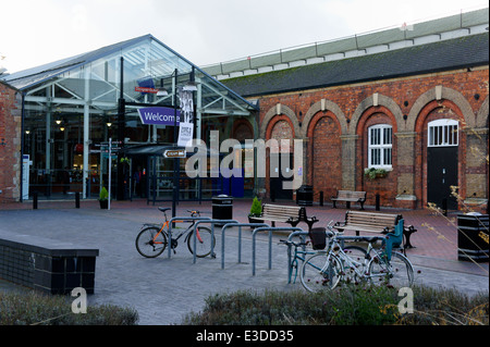 Shoppers at Swindon Designer Outlet Stores, Swindon, Wiltshire, England ...