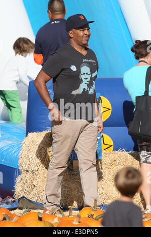 David Alan Grier takes his daughter to Mr. Bones Pumpkin Patch in West ...