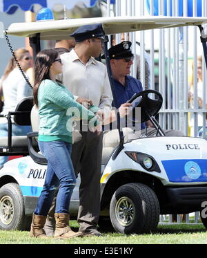 Actor Ed O'Neill arresting Ariel Winter for a scene as he plays a Stock ...