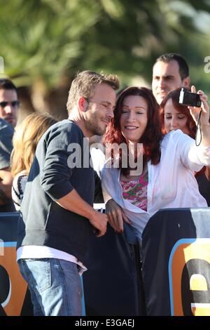 Emile Hirsch and Stephen Dorff appear on the Extra TV show with Maria ...