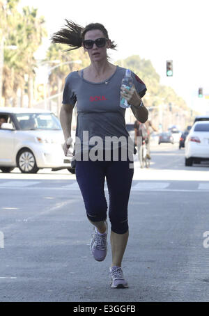 Jennifer Garner jogging on her way to the gym Featuring: Jennifer ...