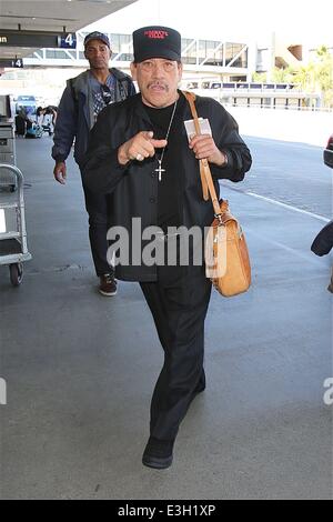Danny Trejo wears his Machete hat at LAX and poses with TSA employee ...