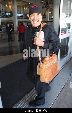 Danny Trejo wears his Machete hat at LAX and poses with TSA employee ...