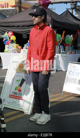 Actor Jason Schwartzman walks with his wife Brady Cunningham and ...