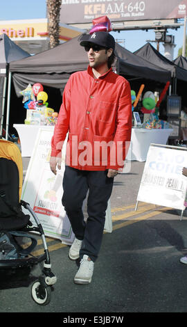 Actor Jason Schwartzman walks with his wife Brady Cunningham and ...