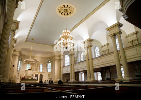 Interior of the KINGS CHAPEL is the first Anglican Church in New ...