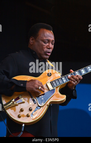 GEORGE BENSON preforms on Jimmy Lyons Stage at the Monterey Jazz ...