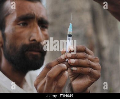 LAHORE, PAKISTAN- JUNE 25,2014.: Pakistani Addict persons taking open ...