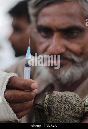 LAHORE, PAKISTAN- JUNE 25,2014.: Pakistani Addict persons taking open ...
