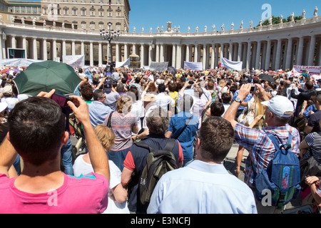 Faithful crowd St. Peter's Square during a welcome mass for the Youth ...
