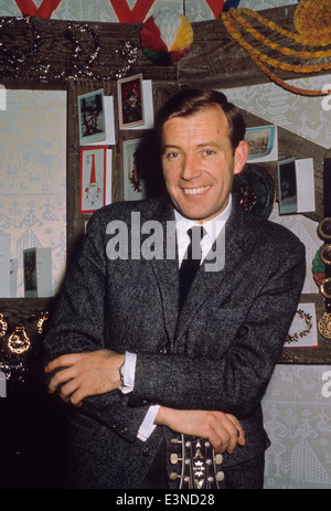 VAL DOONICAN Irish entertainer about 1965 Stock Photo - Alamy