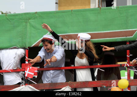 Graduation Cap on Rock Stock Photo - Alamy