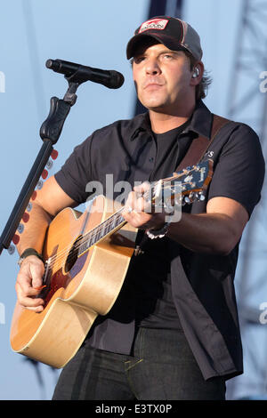 Oshkosh, Wisconsin, USA. 28th June, 2014. Country artist RODNEY ATKINS ...