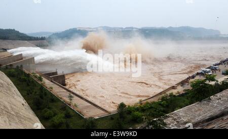 Water gushes out from the Xiaolangdi Reservoir on the Yellow River in ...