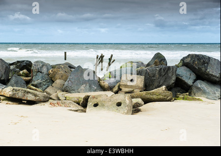 Rocks and debris form a sea defense barrier on Happisburgh Beach Stock ...