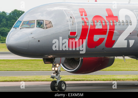 Front wheel of a Boeing 757 Stock Photo - Alamy