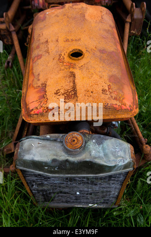 Rusting old tractor Stock Photo - Alamy