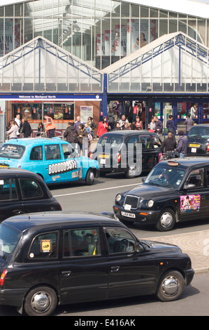 Blackpool North railway station and taxi rank Stock Photo - Alamy