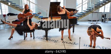 The musicians of the Hamburg based classical music quartet 'Salut Salon ...