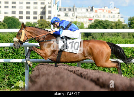 Auteuil Hippodrome, Paris, France. 25th June, 2014. Race 4 shows Gaelic ...