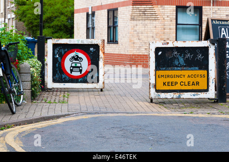 Emergency vehicle access sign in Pacific Beach, California Stock Photo ...