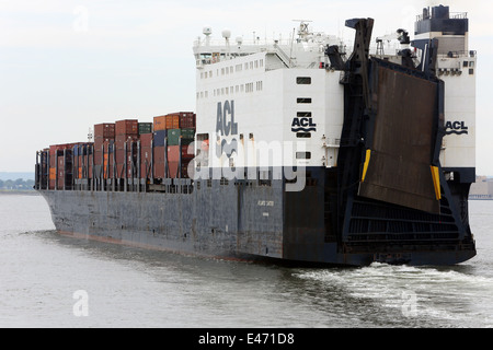 A cargo ship loaded with foreign trade containers departed from Taicang ...