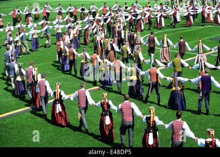 (140705) -- VILNIUS, July 5 (Xinhua) -- People perform for Dance Day ...