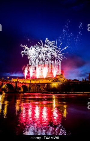 La Girandola, fireworks in Rome from Sant'Angelo Castle Stock Photo - Alamy