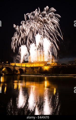 La Girandola, fireworks in Rome in Piazza del Popolo Stock Photo - Alamy