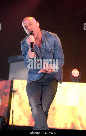 Singer Chris Daughtry of the rock band Daughtry is shown performing on ...