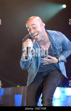Raleigh, NC, USA. 8th July, 2014. Singer CHRIS DAUGHTRY of the rock ...