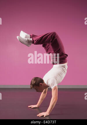 Break dancer doing a handstand Stock Photo - Alamy