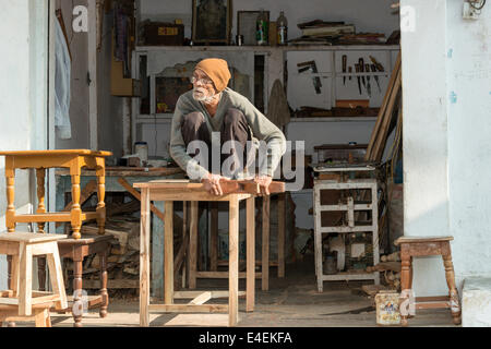 Indian carpenter at work Stock Photo - Alamy