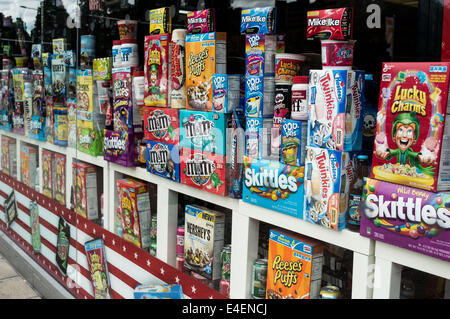 Shop window Display "I want candy" American Sweet shop Stock Photo - Alamy