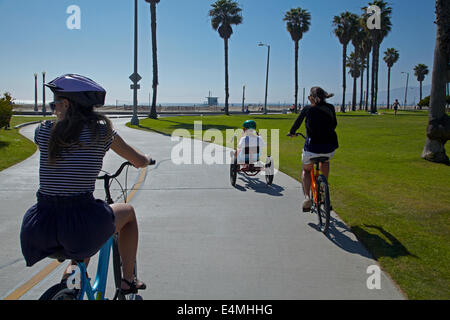 Cyclists on Santa Monica to Venice Beach bike path, Los Angeles ...